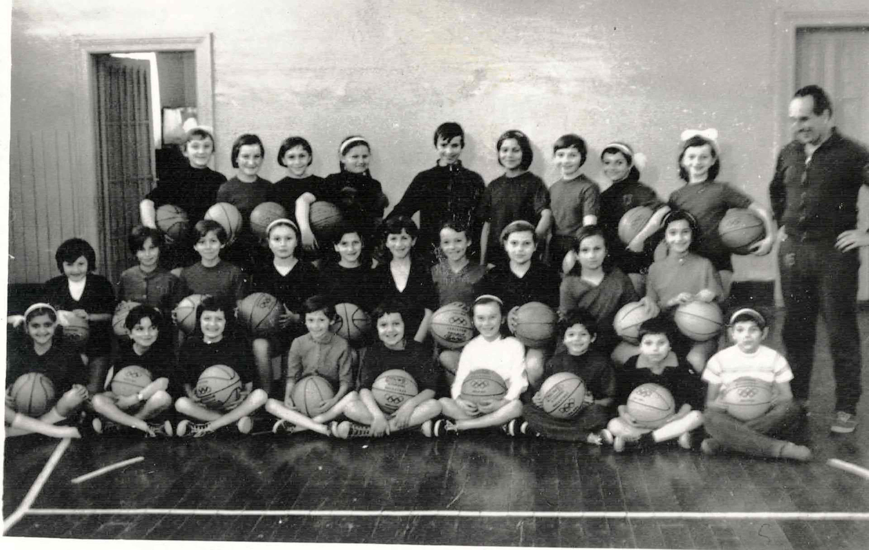 Kosárlabdázók Basilides Tiborral | Gyergyói Digitális Archívum